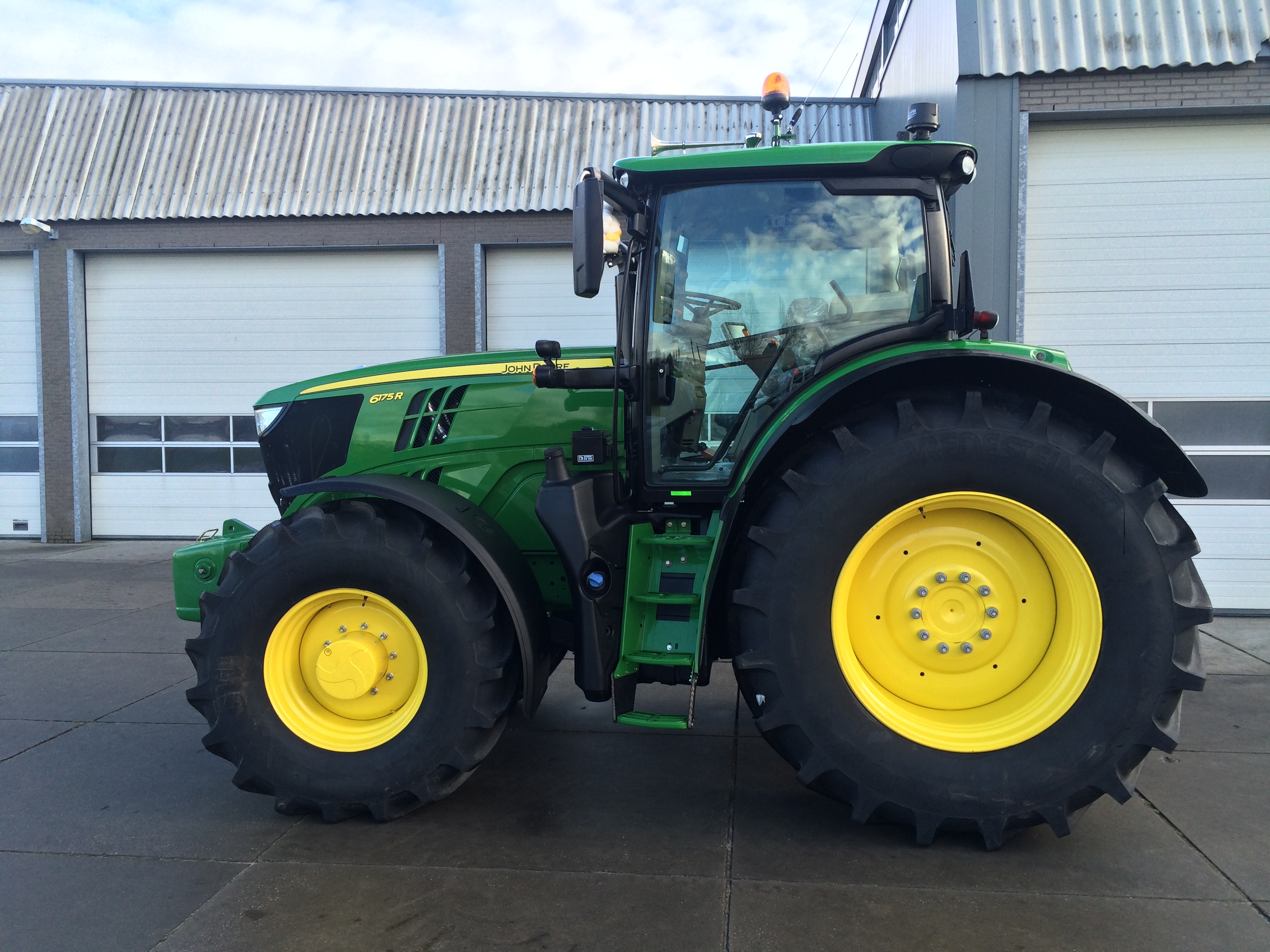 John Deere 6175R (R)